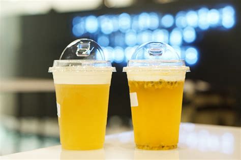 아이스 열매 차 및 아이스 우롱차 에 크림 치즈 거품의 레이어와 플라스틱 유리 배경 흐리게 0명에 대한 스톡 사진 및 기타