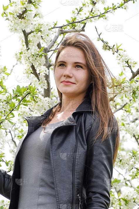 美丽的仙女少女在梅花花园里。肖像素材 花瓣网