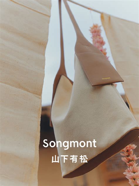 中国设计师包袋品牌songmont山下有松推出新品挂耳土布托特与帆布托特。 华丽通