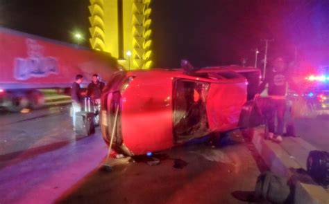 Conductor ebrio vuelca en periférico de Torreón Telediario México