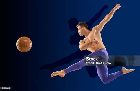 공중에 볼을 치는 맨발 축구 선수 2018년에 대한 스톡 사진 및 기타 이미지 2018년 공 스포츠 장비 공중 Istock