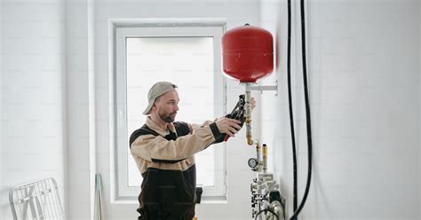 집이나 아파트에 새로운 화장실 장비를 고치는 현대 배관공 사진 Unsplash의 배관공 이미지