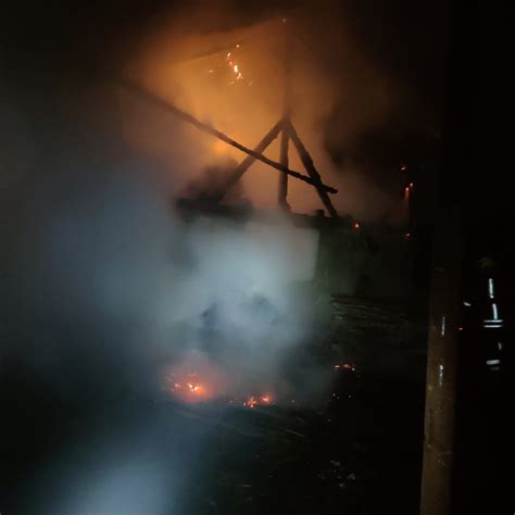Foc într o gospodărie din Mălini Flăcările au mistuit grajdul și