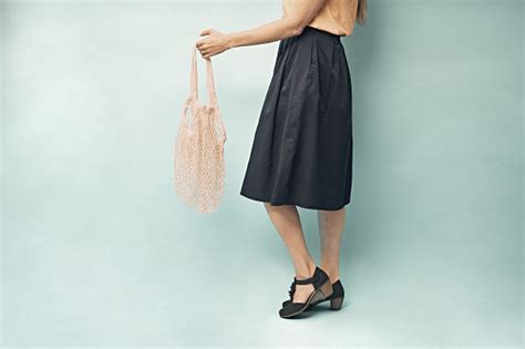 소녀는 빈 끈 가방을 손에 들고 있다 소녀의 손에 에코 가방 친환경 포장 35 39세에 대한 스톡 사진 및 기타 이미지 35