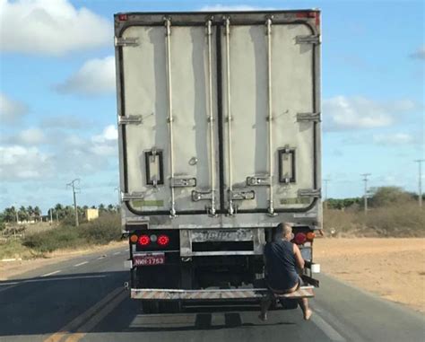 Homem Pega Carona Em Traseira De Caminhão Mas é Retirado Por