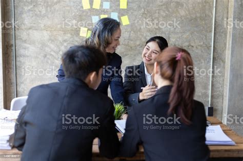 비즈니스 회의 고위 관리자는 회의실의 직원들과 이야기하고 회의 중에 회사 프로젝트 개발 전략에 대해 논의합니다 18 19세에 대한 스톡 사진 및 기타 이미지 Istock