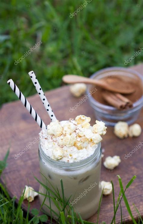 Cacao Helado Con Canela Y Crema Batida Adornada Con Palomitas De