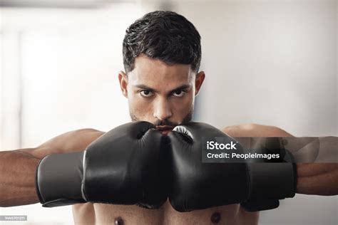 피트니스 건강 및 체육관에서 권투를위한 장갑을 낀 남자 운동 운동 및 훈련 권투 선수를위한 근력과 힘을 구축합니다 전투기를위한 동기 부여 스포츠 및 건전한 경쟁 권투