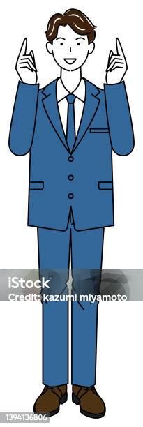 양복을 입은 귀여운 남자가 좋은 아이디어를 내놓고 손가락을 가리키며 기뻐합니다 전신 스탠딩 일러스트 레이 션 벡터 20 29세에 대한 스톡 벡터 아트 및 기타 이미지