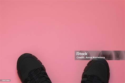 산호 배경 누가 복사 공간에 검은 스 니 커 즈 피트 니스 평면 누워 배경입니다 호라이 손 배너 동향 개념입니다 0명에 대한 스톡 사진 및 기타 이미지 Istock