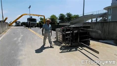 拖板車堆高機「超過35公尺」 限高鋼構應聲倒地！堆高機也跌落 Ettoday社會新聞 Ettoday新聞雲