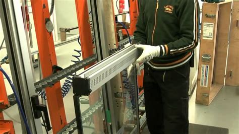 SIEGENIA: Einbau des Fensterlüfters AEROMAT 80 - YouTube