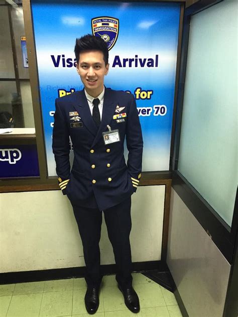แชร์สนั่น ตำรวจหล่อบอกด้วย “ผู้กองเนิร์ฟ” ตำรวจตรวจคนเข้าเมืองสุดหล่อ
