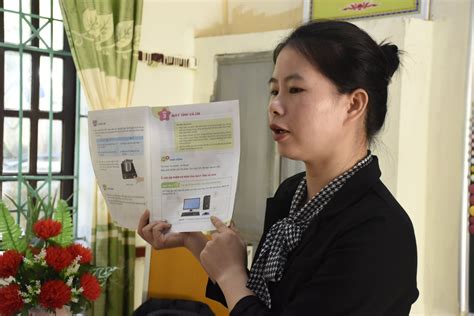 Nữ Giáo Viên Xinh đẹp Mang Công Nghệ Thông Tin Tới điểm Trường Vùng Cao