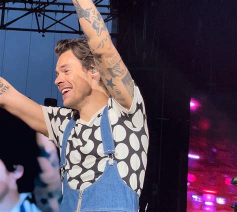 Harry Styles Updates On Twitter Harry Styles Update Harry Styles One Direction Harry Styles