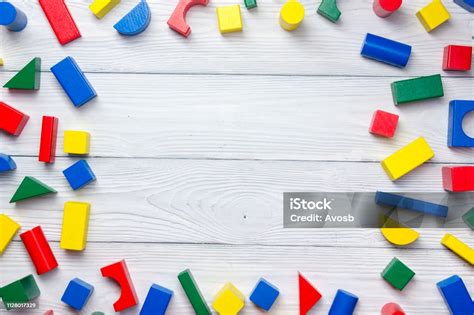 나무 배경에 화려한 아이 장난감 프레임 최고의 볼 수 있습니다 플랫이 하다 텍스트를 위한 공간 복사 목재 재료에 대한 스톡 사진