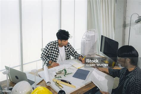 엔지니어는 풍력과 태양열의 재생 에너지 설계를 계산합니다 선택적 초점 재생 가능 에너지의 설계 개념 태양 에너지 활용 계산 설계