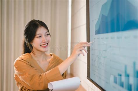 The Female Chief Analyst Is Conducting A Meeting Presentation For A