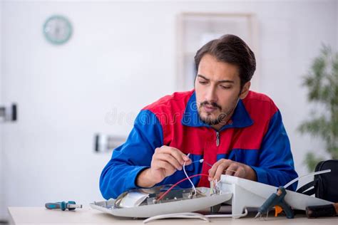 Hombre Joven Reparador Reparador Calentador Foto De Archivo Imagen De Trabajador Profesional