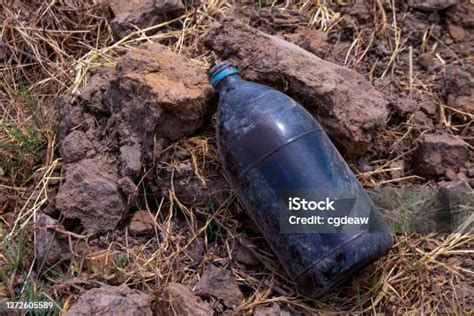 농부 땅에 병 유리 살충제 쓰레기 오염 된 폐기물 개념 바닥에 농약 병의 쓰레기 폐기물 오염 된 폐기물 병에 대한 스톡 사진 및 기타 이미지 Istock