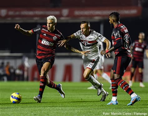 Flamengo e seus jogos São Paulo 1 x 3 Flamengo