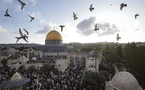 Tens Of Thousands Gather At Al Aqsa As Sunni Muslims Celebrate Eid