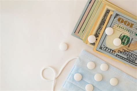 알약 보호 마스크 의료 용품 및 흰색 배경에 달러 지폐 비싼 의학의 개념 제약 산업 및 건강 보험 0명에 대한 스톡 사진 및 기타 이미지 Istock