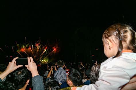 多圖︱冬日水上煙火維港上空綻放 內地遊客特意前來：人好多！ 星島日報