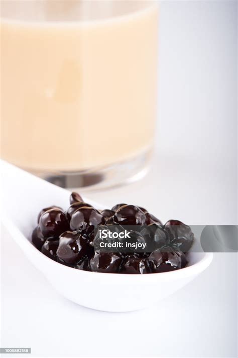 검은 진주 삶은 타 피 오카 진주 흰색 배경에 거품 차 공간 복사 0명에 대한 스톡 사진 및 기타 이미지 0명 건강한 생활
