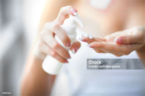 손 피부 관리입니다 여성 손 크림 튜브를 들고 자연 매니큐어 손톱 화장품 핸드 크림을 적용 하는 부드러운 실크 건강 한 피부에 아름 다운 여자 손 클로즈업 깨끗한에 대한