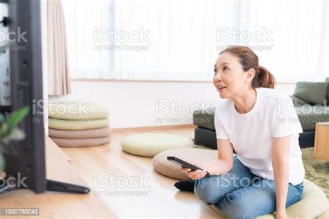 거실에서 Tv를 보는 노인 여성 노인에 대한 스톡 사진 및 기타 이미지 노인 일본 일본 문화 Istock
