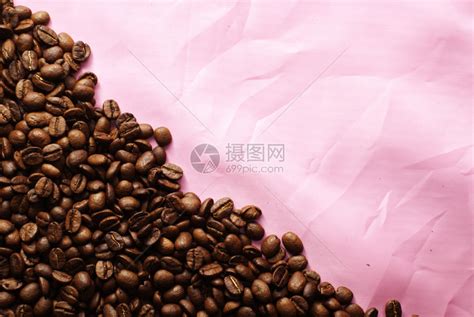 粉色丝绸上的咖啡豆高清图片下载 正版图片506985359 摄图网