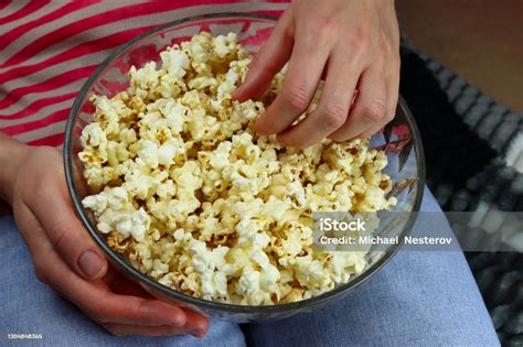 Tv 앞에서 집에서 팝콘을 먹는 소녀 손 클로즈업 0명에 대한 스톡 사진 및 기타 이미지 0명 가득 찬 노랑 Istock