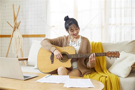 집에서 기타를 연주 예술적 아름다움 사진 무료 다운로드 Lovepik