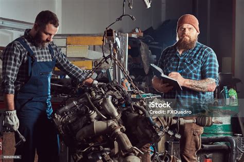2 명의 수염된 역학 전문가 차고에서 유압 리프트에 발생 하는 자동차 엔진 수리 금속의에 대한 스톡 사진 및 기타 이미지 금속의 기계공 기술자 Istock