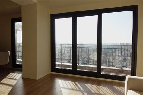 아름다운 전망을 제공하는 넓은 창문을 갖춘 세련되고 현대적인 아파트 인테리어입니다 0명에 대한 스톡 사진 및 기타 이미지 0명 가구 거리 Istock