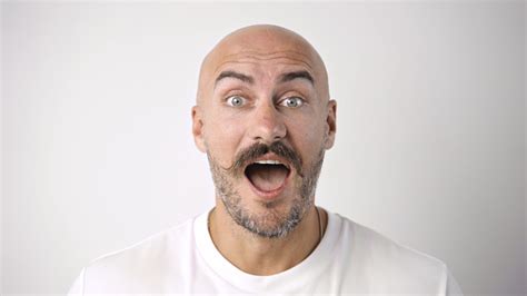 Sorprendido Calvo Con Bigote Hermoso Chico Con Bigote Persona Sin Pelo Foto De Stock Y Más Banco