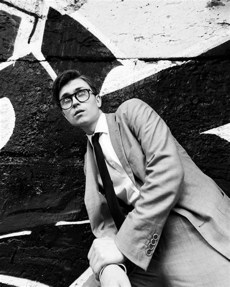 거리 스타일 거리 예술 격식 있는 그래피티 그런지 날씬한 날카로운 남자 넥타이 다이나믹한 대담한 도시 패션