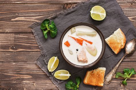 스 칸디 나 비아 물고기 나무 바탕에 연어와 크림 수프 보기 상위 공간을 복사 합니다 감자 요리에 대한 스톡 사진 및 기타 이미지 감자 요리 건강한 식생활 그릇