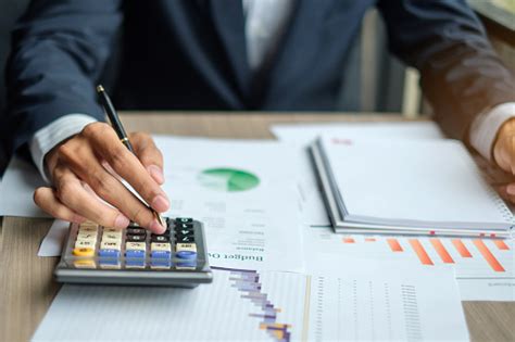 분석 계획을 만들기위한 계산기를 사용하여 사업가 회계사는 재무 보고서를 계산 그래프 차트와 스마트 폰 비즈니스 재무 및 회계 개념 개념에 대한 스톡 사진 및 기타 이미지