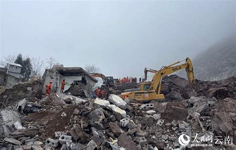 云南镇雄山体滑坡已造成20人遇难 24人失联 昭通市 云南省 挖掘机 消防救援 救援 新浪新闻