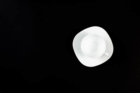 검은 색 배경에 접시와 차의 세라믹 흰색 컵 맨 위 보기입니다 공간을 복사합니다 차 뜨거운 음료에 대한 스톡 사진 및 기타 이미지 차 뜨거운 음료 플랫 레이 0명