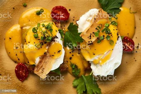 건강 한 영국식 아침 식사 계란 베네딕트와 구운 빵 건강한 식생활에 대한 스톡 사진 및 기타 이미지 건강한 식생활 계란 노른자 구운 식품 Istock