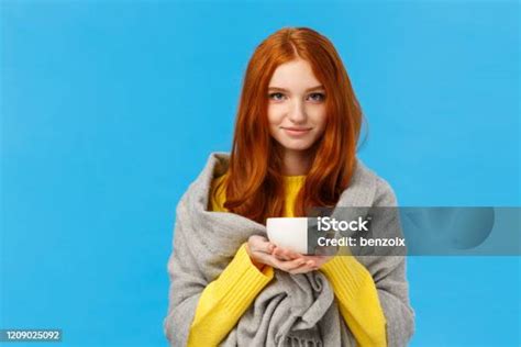 빨간 머리 소녀 따뜻한 느낌 차가운 느낌 에 스카프 와 함께 자신을 어깨에 스카프 뜨거운 차를 마시고 주전자를 들고 사랑스러운