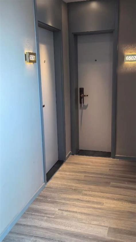 女子称在酒店裸睡时被人刷开房门，酒店：服务员提醒客人退房腾讯新闻
