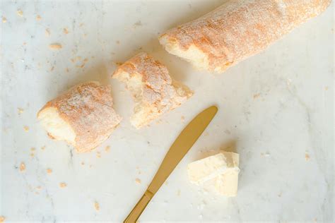 Flavorful 가정의 구운 길거리 음식 달콤한 달콤한 빵 디저트 맛있는 반으로 썬 것 베이킹 보라색 보라색 충전물 부드러운 부드러운 질감 브런치