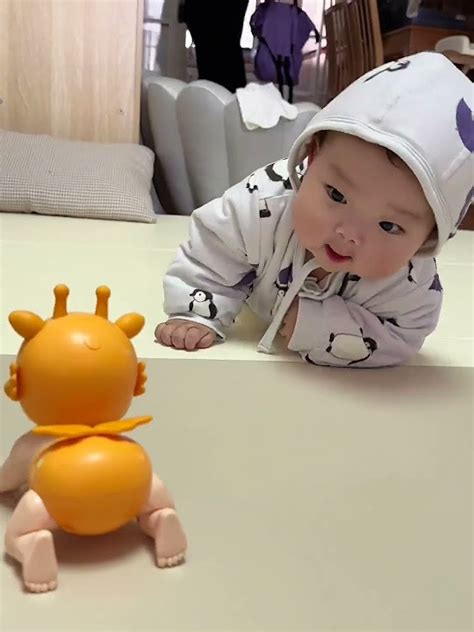 会爬了就是不一样，看见啥东西都要啃一啃😂当宝宝趴着看你的时候 人类幼崽整天忙个不停 小婴儿的日常 爬呀爬 考拉鼻鼻 Youtube