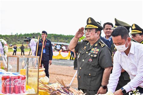 ឯកឧត្តម ឧត្តមសេនីយឯក ពៅ ផារី អញ្ជើញក្នុង