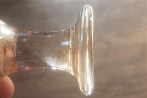 O femeie a găsit în curte un dop de sticlă Când a aflat ce era de