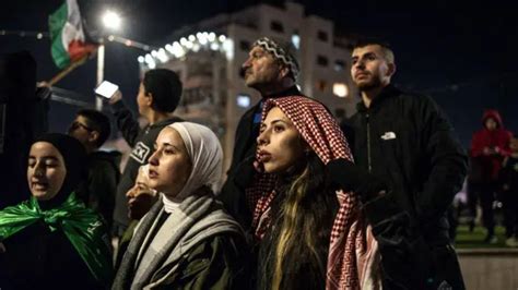 Израиль освободил 90 палестинских заключенных в обмен на возвращение трех заложниц Bbc News